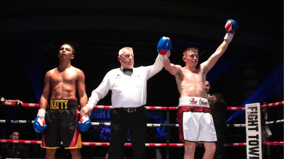 Owen Durnan: Sheffield boxer who had cancer wins debut pro fight - BBC News