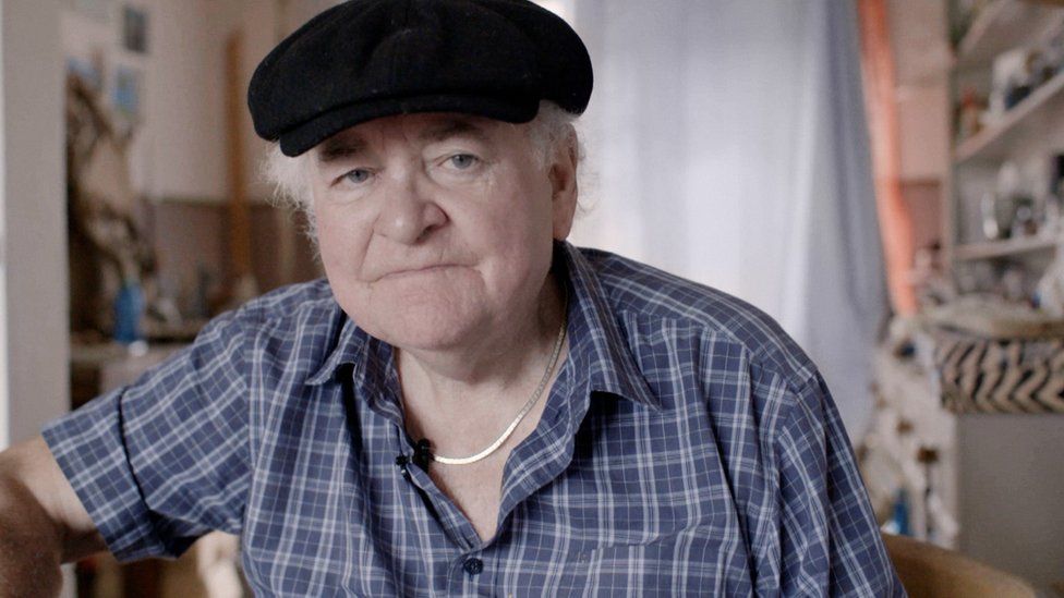 Meic Stevens: Person 'gwahanol iawn' ers cael canser - BBC Cymru Fyw