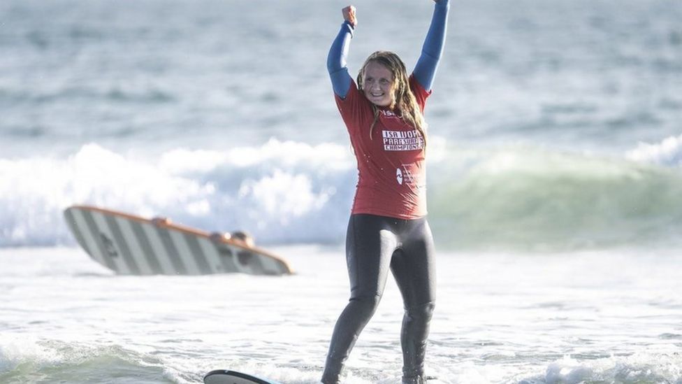 Newquay: Young surfers hit the waves off Cornish coast - BBC News