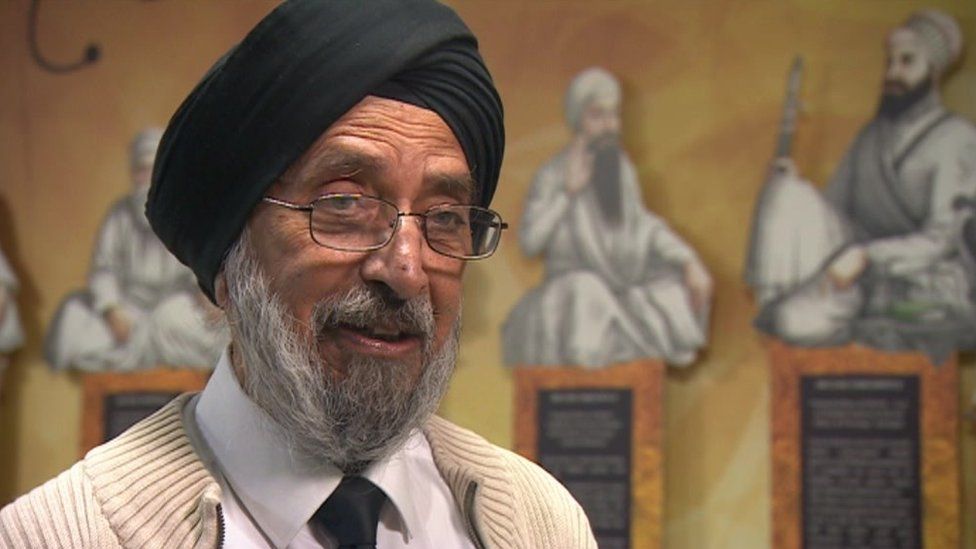 Sikhs in Wolverhampton gather to mourn Queen in special ceremony - BBC News
