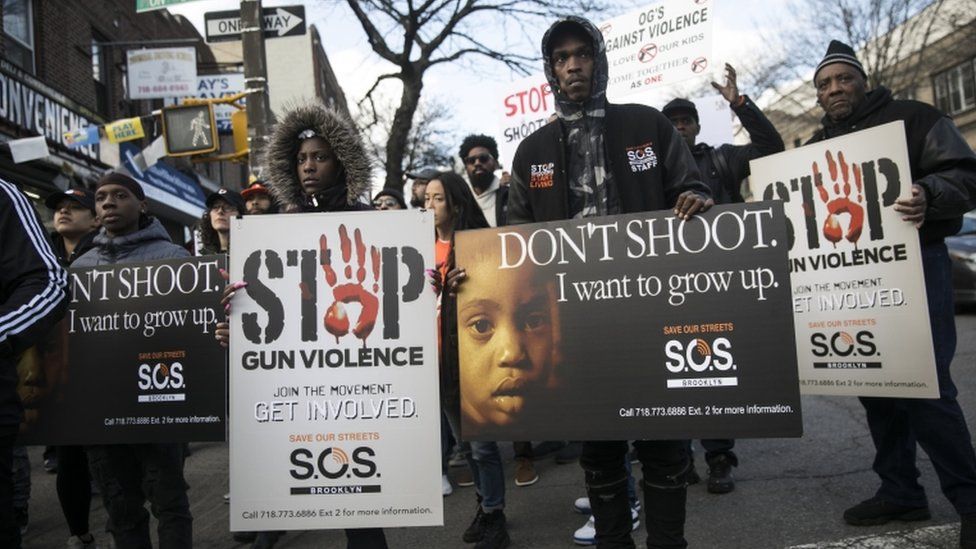 Hundreds protest after New York police kill man wielding pipe - BBC News