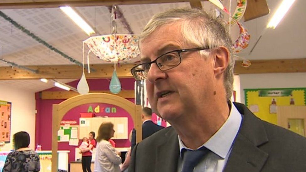 Mark Drakeford o blaid arbrawf bwndeli babi yng Nghymru - BBC Cymru Fyw