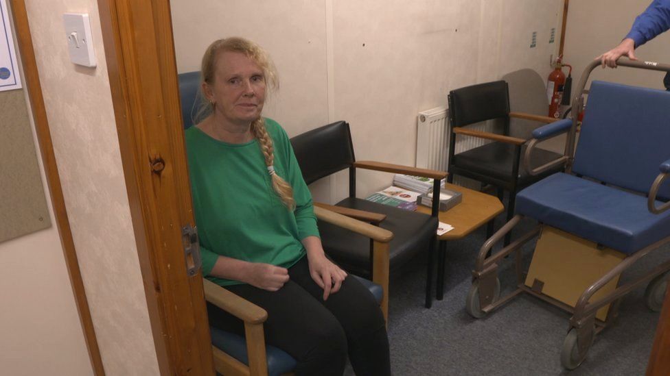 'People are worried sick about universal credit' - BBC News