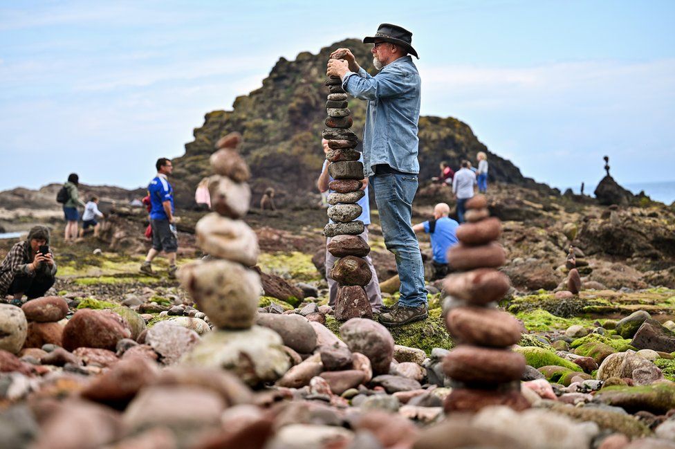 Stone stackers pile up in Dunbar for European championships - BBC News