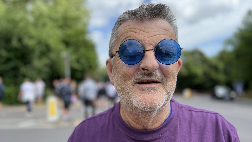 Southend United: Fans protest outside Ron Martin's home - BBC News