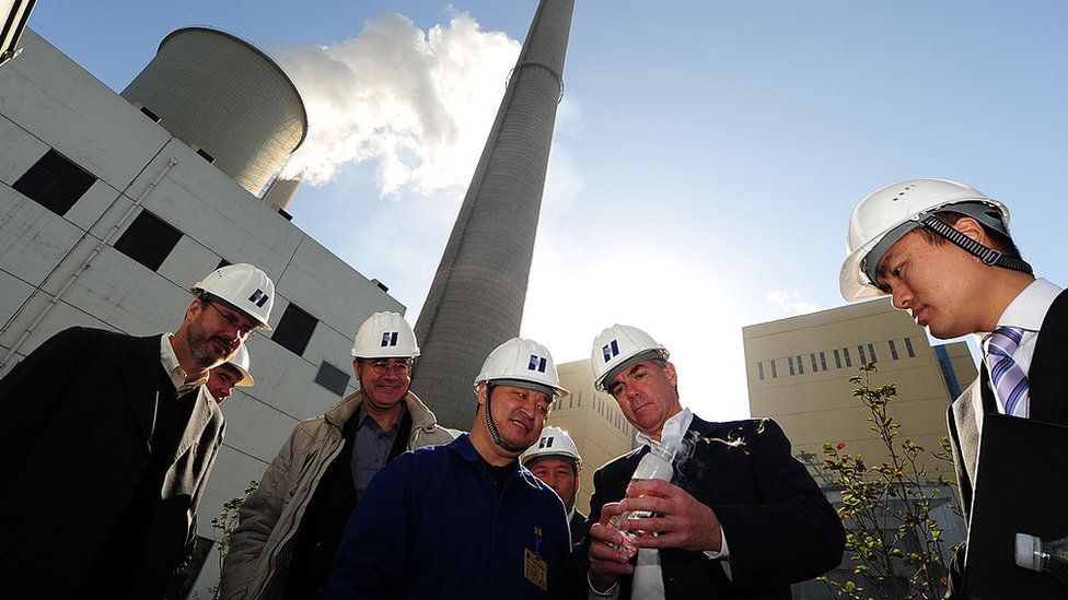 Jim Prentice death: Ex-Alberta premier killed in plane crash - BBC News