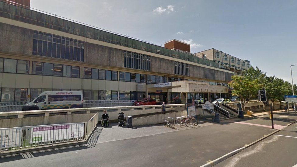 Police investigate Poole Hospital restraint death - BBC News