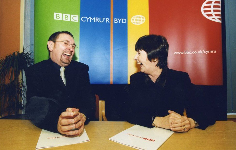 Teyrngedau i gyn-olygydd Radio Cymru, Aled Glynne Davies - BBC Cymru Fyw