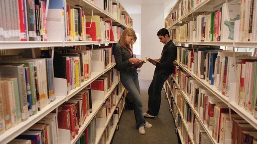 Teacher shortage 'becoming a classroom crisis' - BBC News