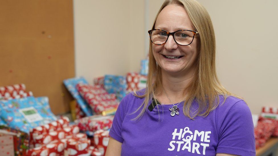 Cost of Living: Christmas takes toll on young parents - BBC News