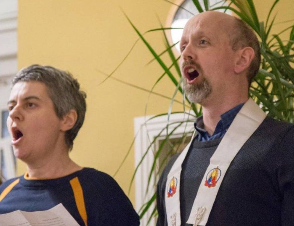 Bwdhaeth a fi: 'Perthynas mwy gonest efo fi fy hun' - BBC Cymru Fyw