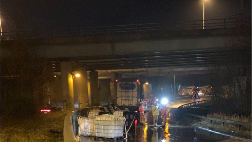 M60 slip road shut at Wythenshawe amid glycerine leak - BBC News