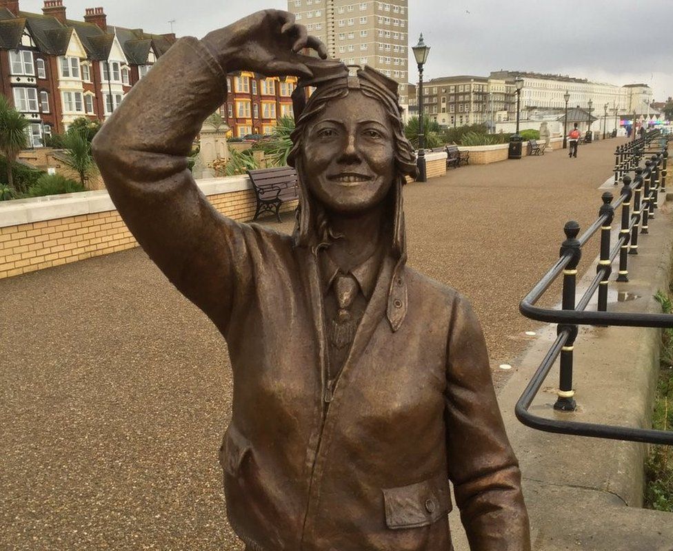 Aviator Amy Johnson: Statue unveiled at Herne Bay - BBC News