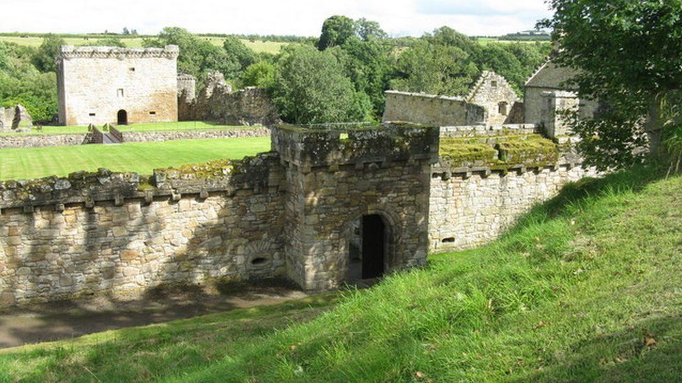 'Angry badger' leaves tunnel at 500-year-old castle - BBC News