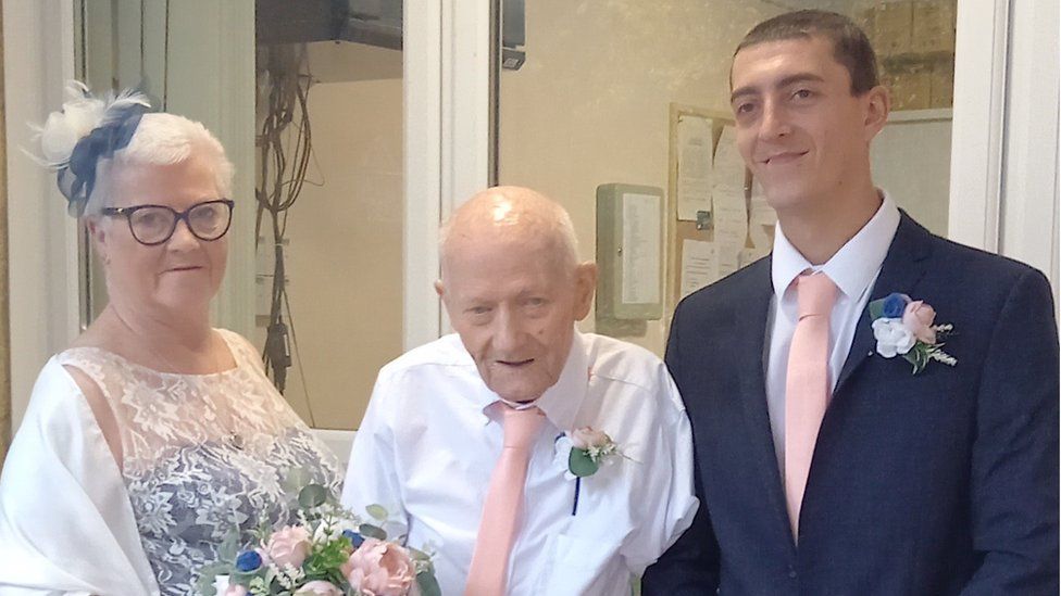 Cheltenham couple marry at care home after 42 years together - BBC News