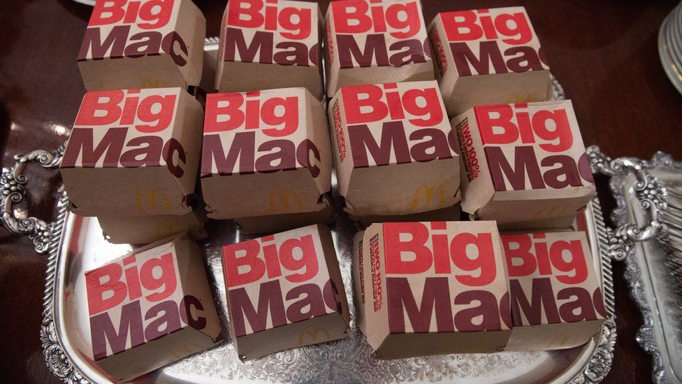 President Trump serves fast food dinner on silver platters - BBC Newsround