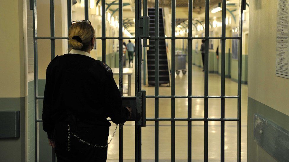 Prisoners at risk of being homeless offered more help - BBC News