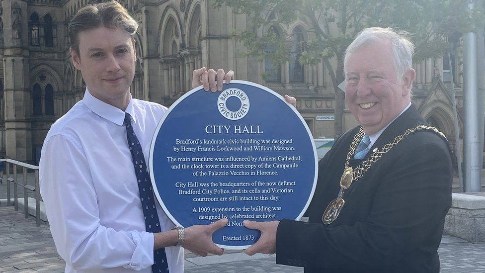 Bradford City Hall: Blue plaque to mark 150th anniversary - BBC News