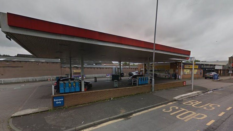 Garage worker terrified by armed robbery in Springburn - BBC News