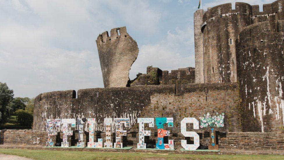 Caerffili: 'Hwb i'r iaith' wrth i ŵyl Ffiliffest ddychwelyd - BBC Cymru Fyw