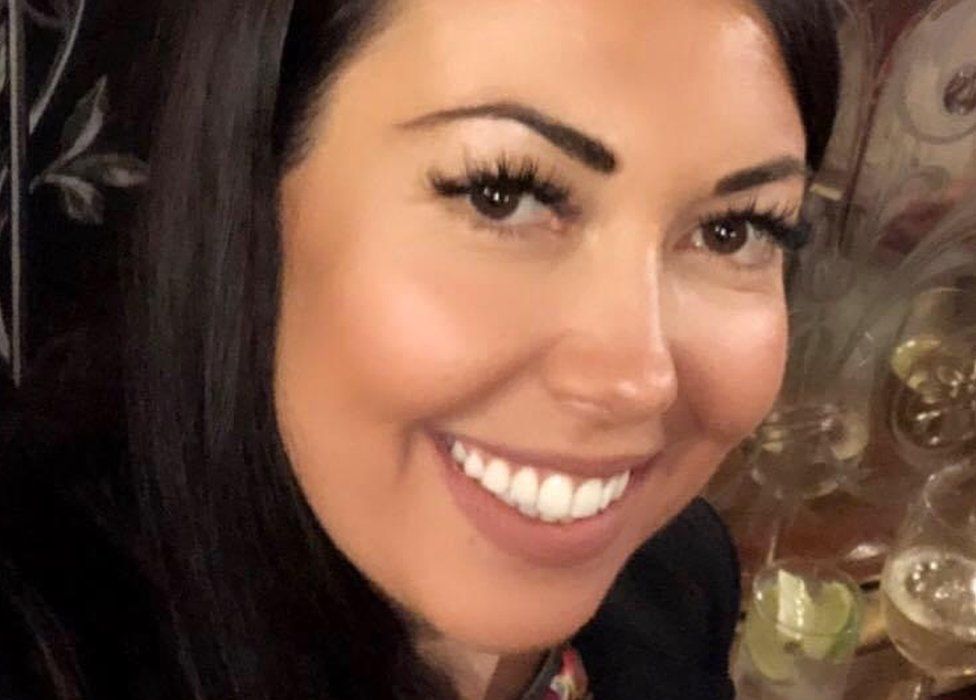 Coronavirus: People thank key workers with Easter eggs - BBC News