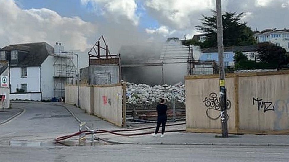 Fire breaks out in derelict outbuilding in Hayle - BBC News