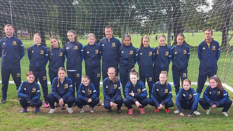 Y rapiwr 50 Cent yn noddi crysau tîm pêl-droed o Gaerdydd - BBC Cymru Fyw