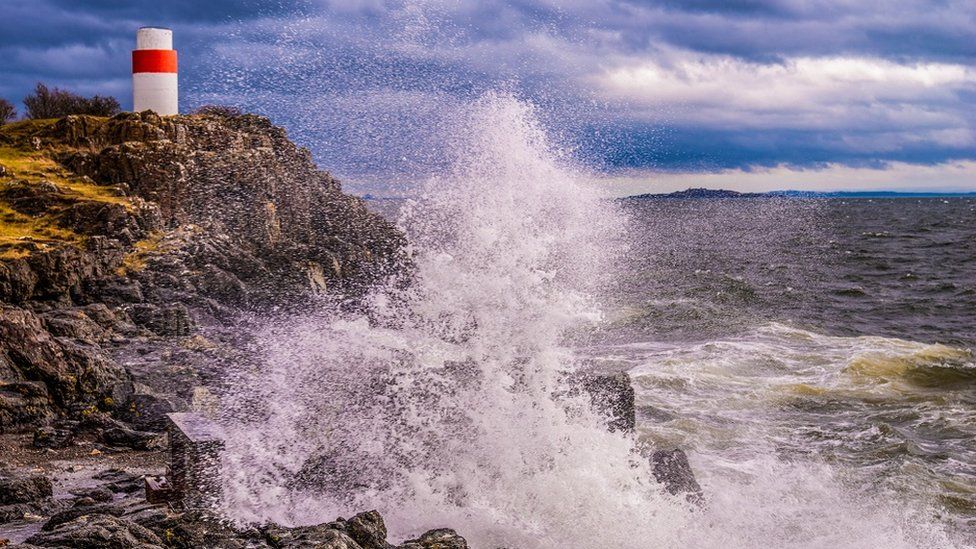 Roof blown off Edinburgh tenement amid wind and rain warnings - BBC News