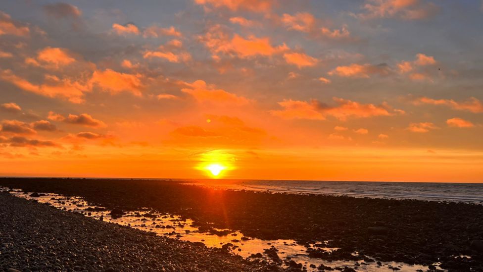 Why are winter sunsets and sunrises so amazing at the moment? - BBC ...