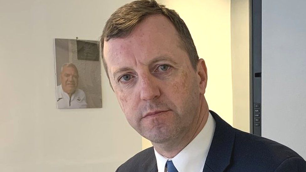 'Dim ffordd 'nôl i wleidyddiaeth' i'r cyn-AS Jonathan Edwards - BBC ...