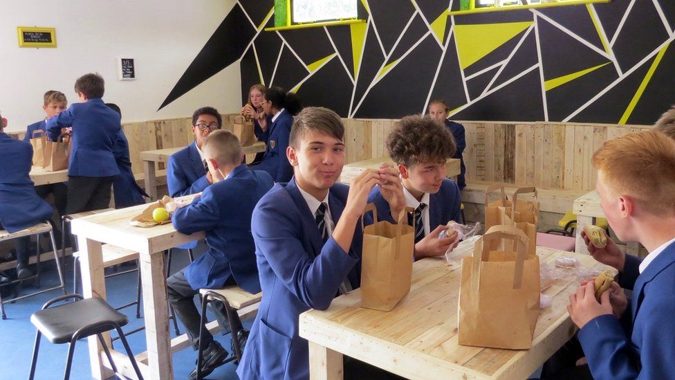 School cafe in Bedford built from 100% recycled waste - BBC News