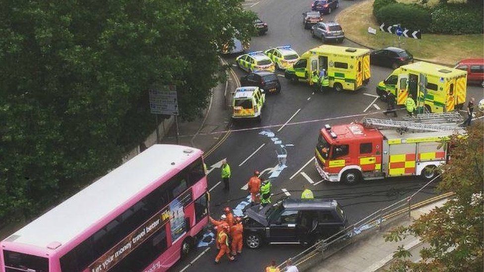 Drink driving arrest after Reading bus crash - BBC News