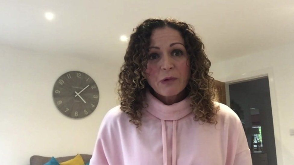 Woman runs London Marathon with broken leg - BBC News