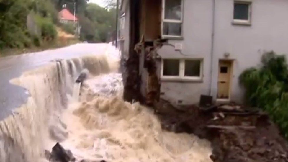 Flooded road in Dura Den in Fife reopens after three years - BBC News