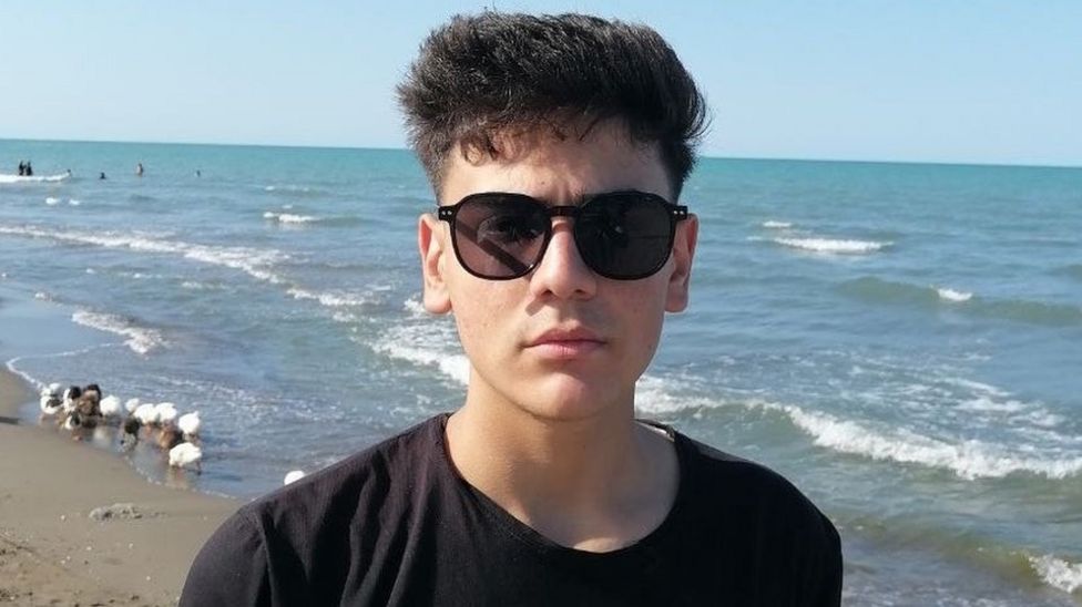 Erfan Rezaei: Iran protester shot dead after removing poster - source ...