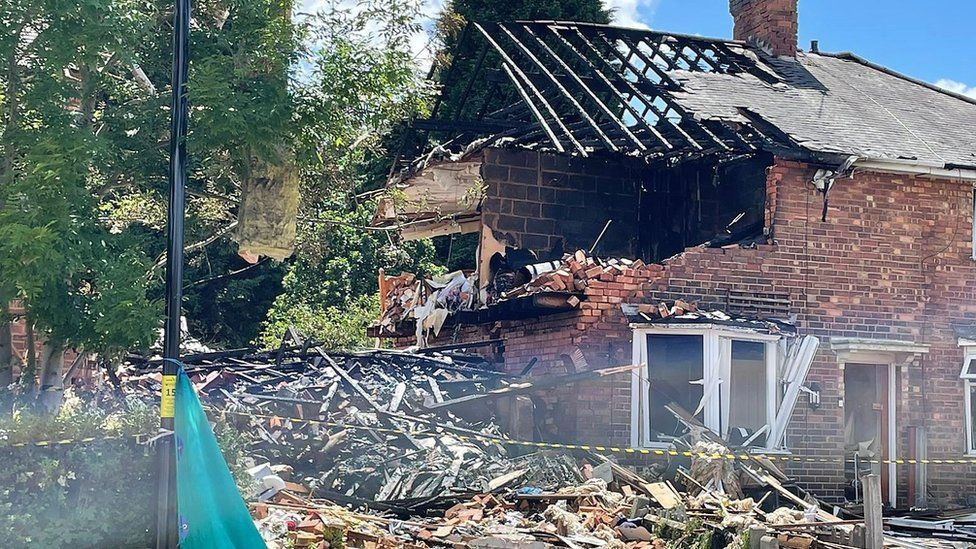 Birmingham gas explosion: Leaking gas pipe identified - BBC News