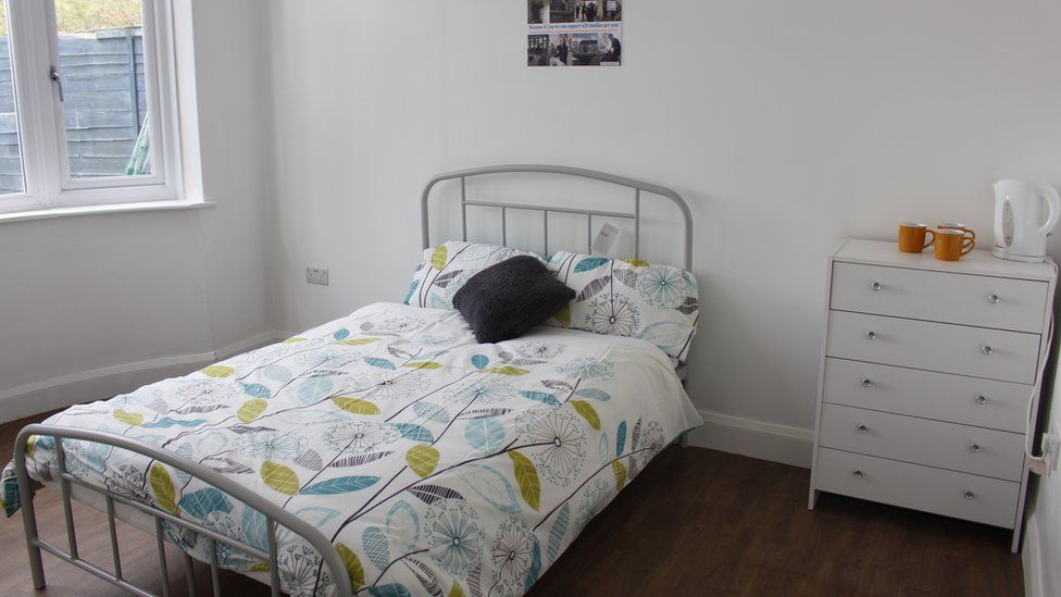 Luton house transformed through 'community spirit' - BBC News