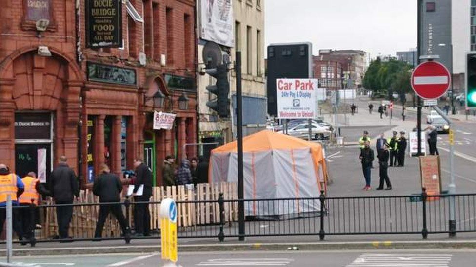 Ducie Bridge pub: Rooftop protest as bailiffs try to clear squatters ...
