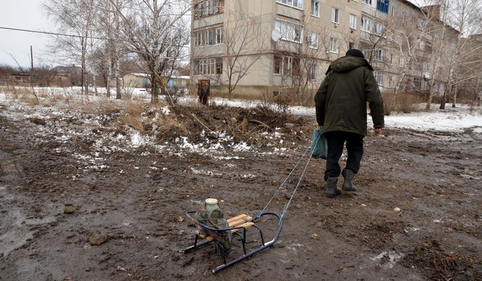 Living and loving on Ukraine's front line - BBC News