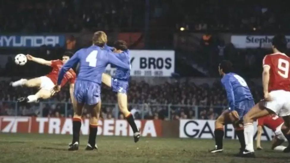 Spencer Harris: O Ddysgwr y Flwyddyn i Welcome to Wrexham - BBC Cymru Fyw