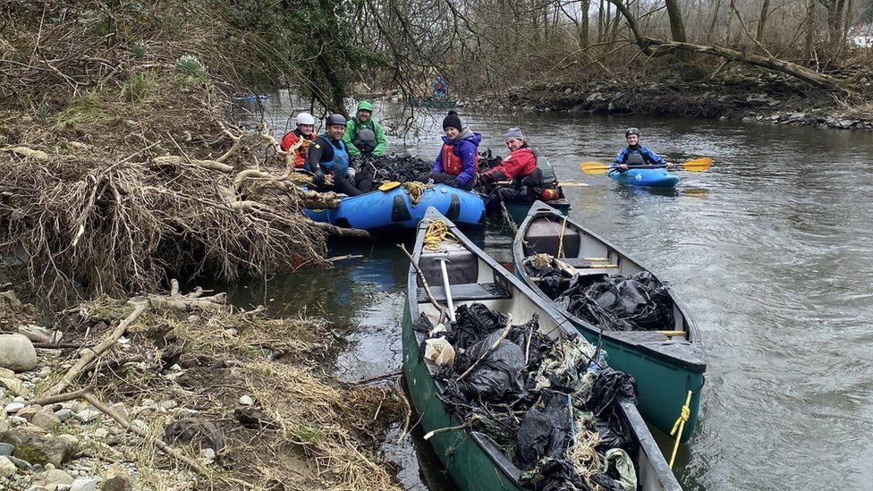 Gwirfoddolwyr yn clirio '10 tunnell o sbwriel' o Afon Teifi - BBC Cymru Fyw