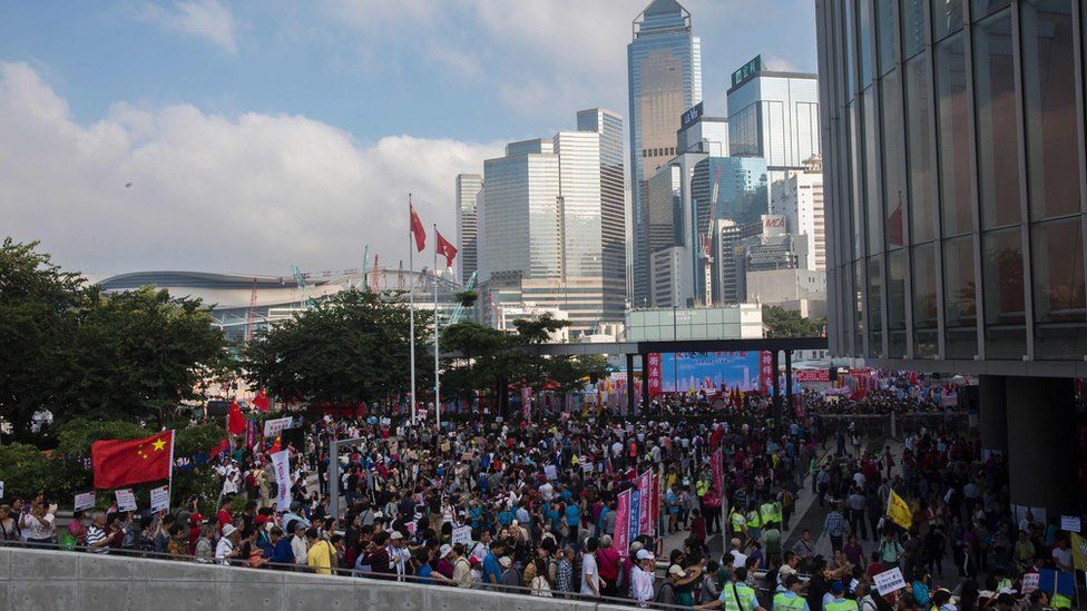 Hong Kong: Large pro-China rally against independence - BBC News
