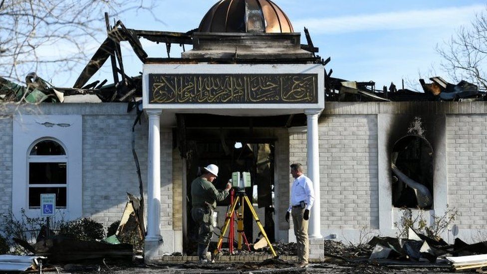 Burned Texas mosque gets $1m from donors - BBC News