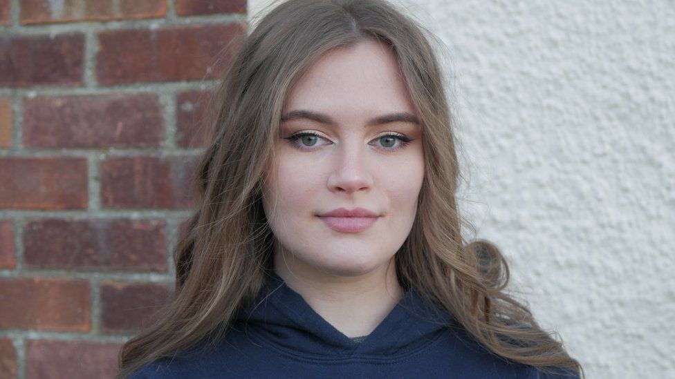Covid-19: Students plea to end 'unfair' rental contracts - BBC News
