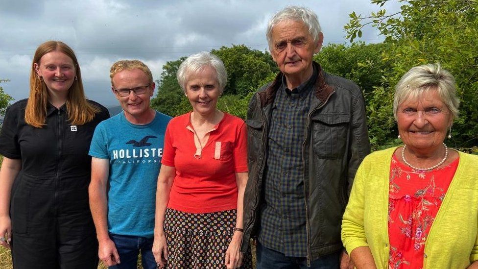 Nôl i Nyth Cacwn ar ôl dros 30 mlynedd - BBC Cymru Fyw