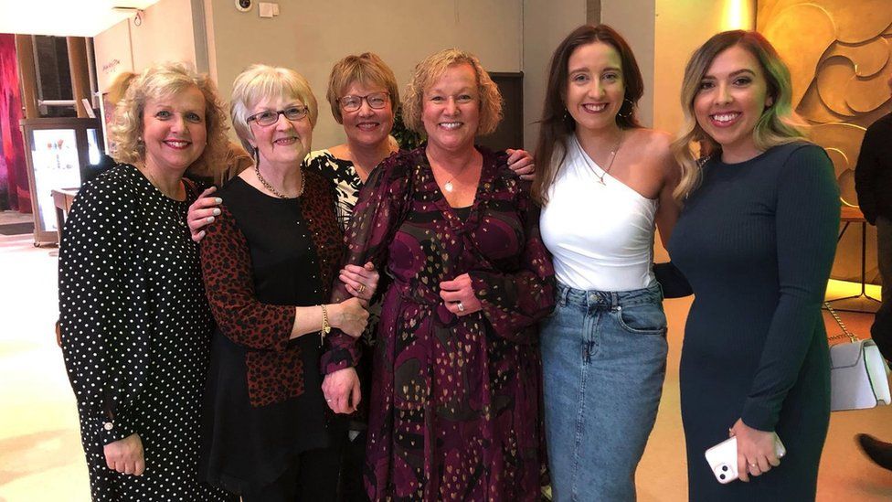 Y stori tu ôl i Cân i Mam - BBC Cymru Fyw