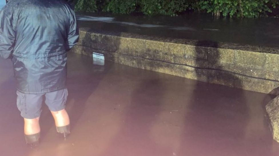 Botley pensioner 'too scared' to use water-eroded garden - BBC News