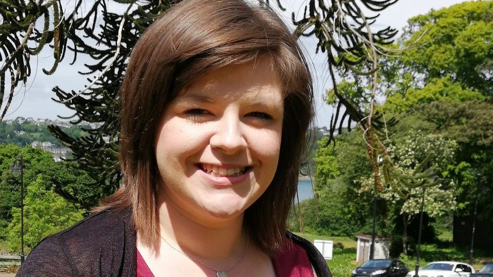 Ateb y Galw: Y darlithydd Sarah Cooper - BBC Cymru Fyw