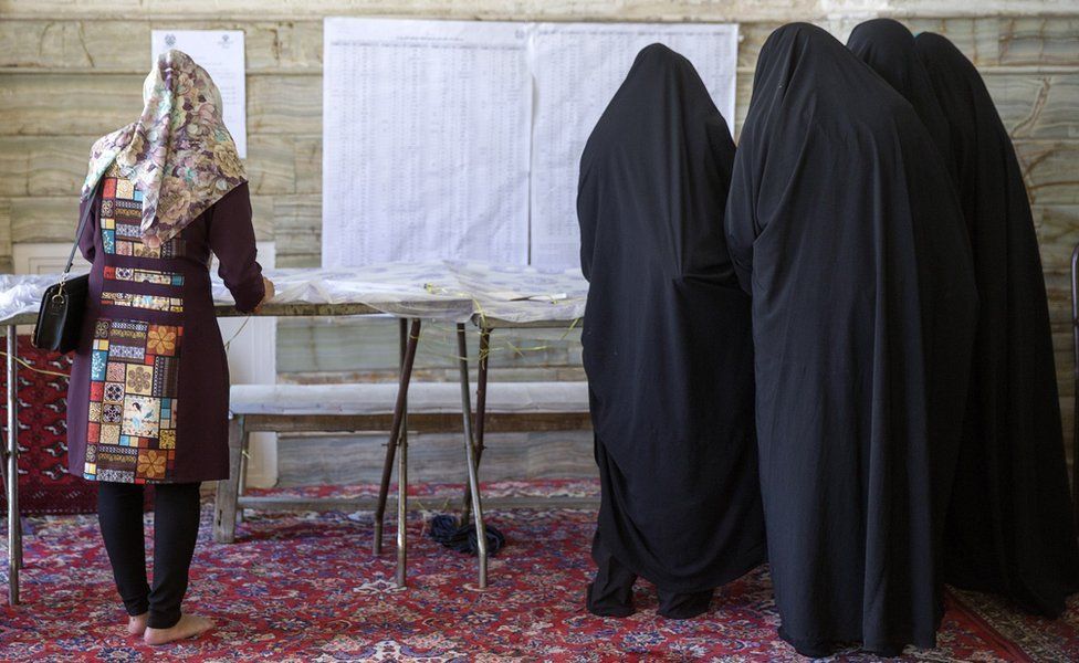 In pictures: Iran's women vote in election - BBC News