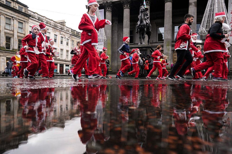 In pictures: Santas brave rain for Glasgow charity run - BBC News